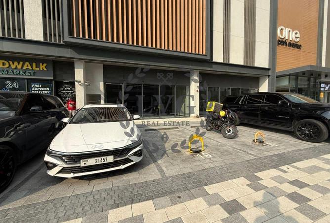 Rent in One Park Avenue: Road Facing | Wide Façade | F&B | Dual Entry ...