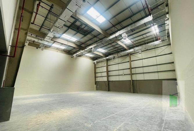 للايجار في كيزاد: Warehouse Conveniently located in KIZAD | بروبرتى فيندر