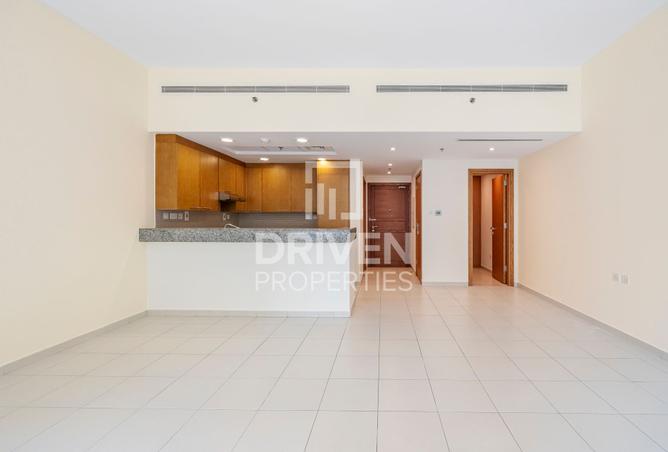Rent in Bay Square Building 9: Modern Layout | Bright Studio | Canal ...