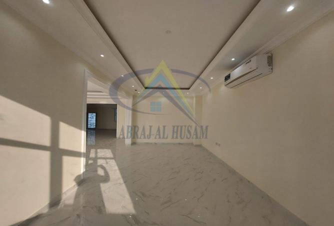 البيع في فيلات مدينة خليفة آيه: || a complex of 3 villas in Khalifa ...