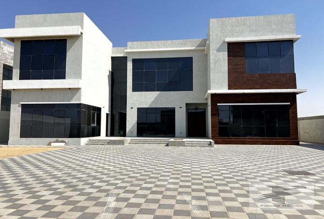 Rent in Al Aweer 1: Ultra-Modern | 5 BR Villa | Private Garden ...