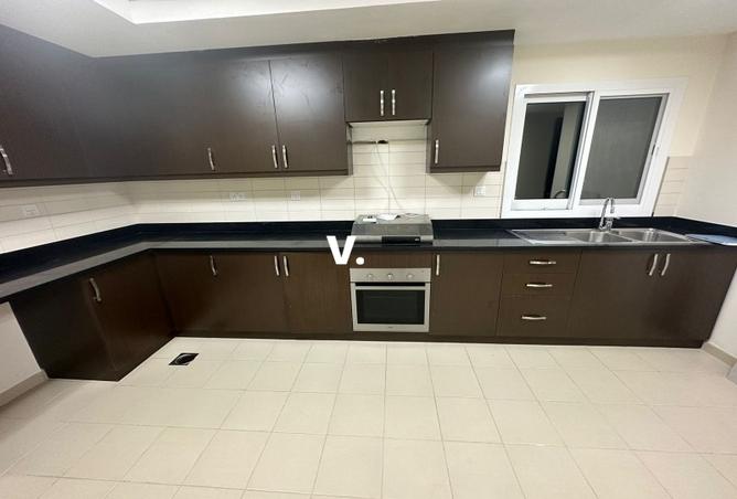 Rent in Duja Tower: Great Layout| Close to Metro and One Central | 4 ...